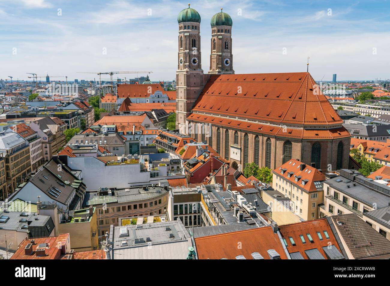 Münchner Altstadt mit Frauenkirche an einem sommerlichen Tag ...