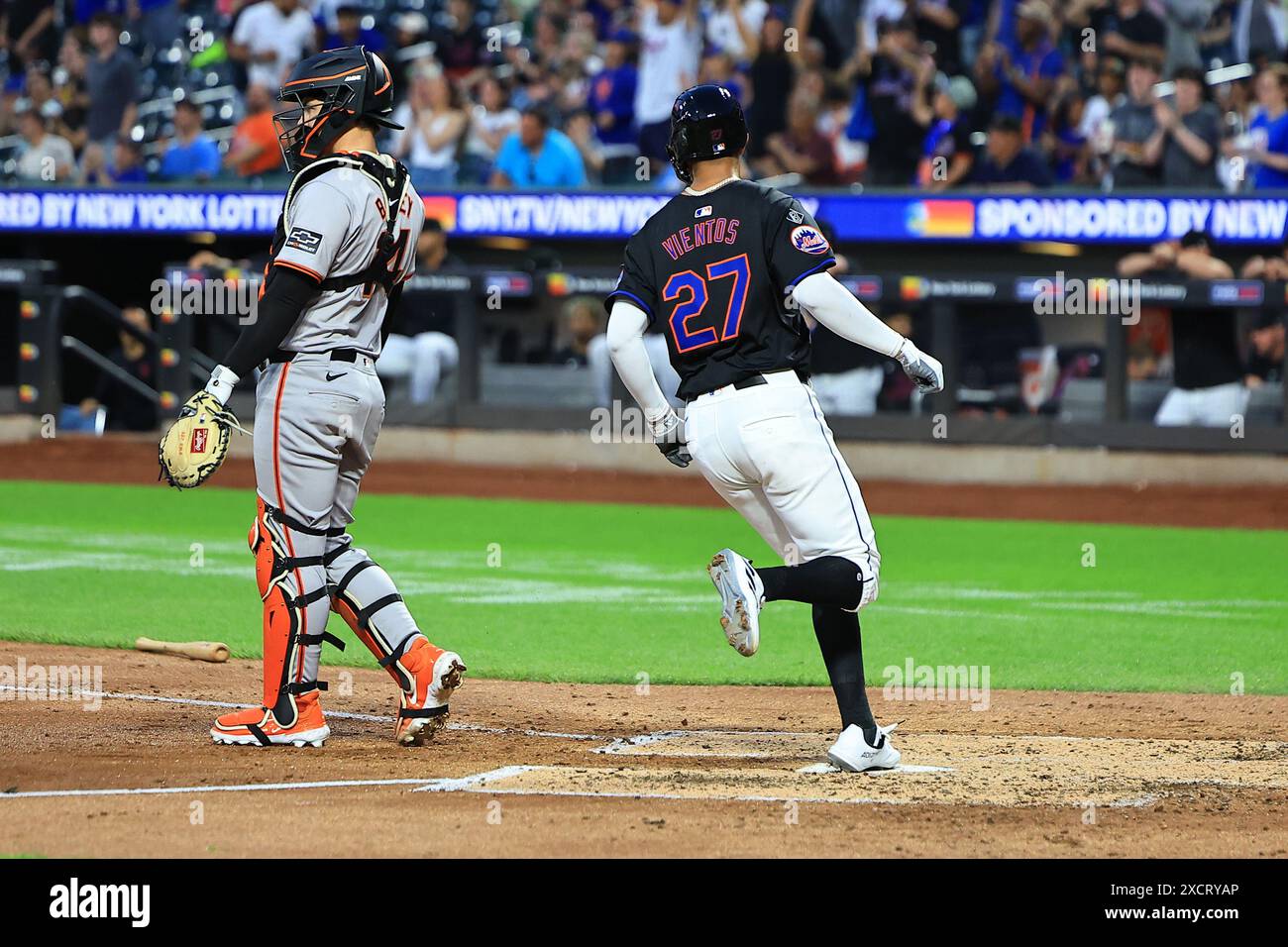 New York Mets Mark Vientos #27 scores during the fourth inning of the ...