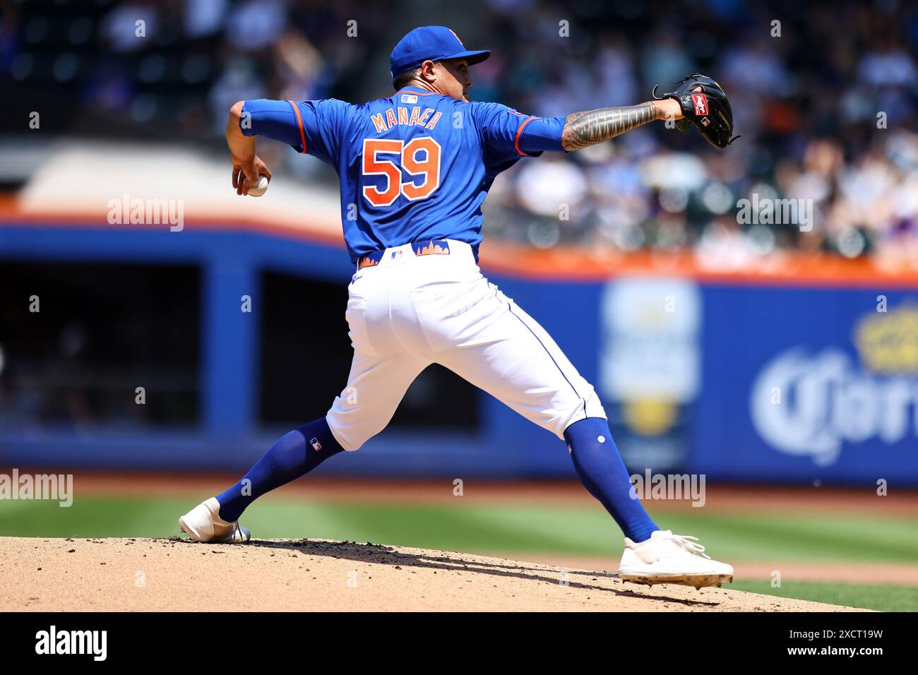New York Mets starting pitcher Sean Manaea #59 throws during the second ...