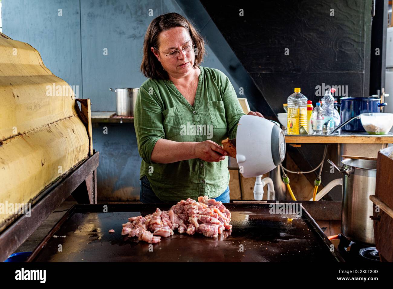 Historical Thug & Ship Owner Anne cooking a Surina Dish / Wrap for her ...