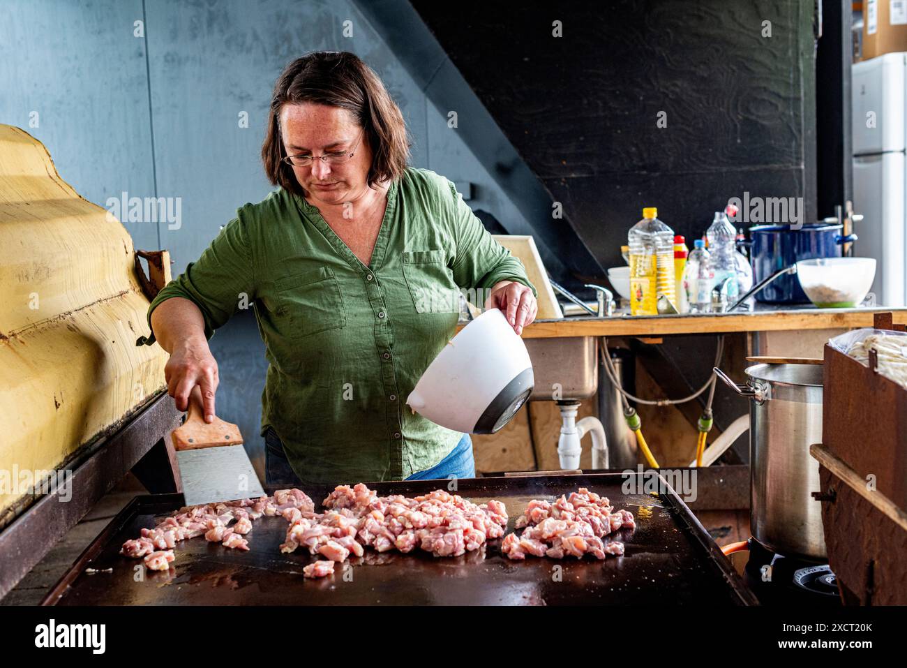 Historical Thug & Ship Owner Anne cooking a Surina Dish / Wrap for her ...