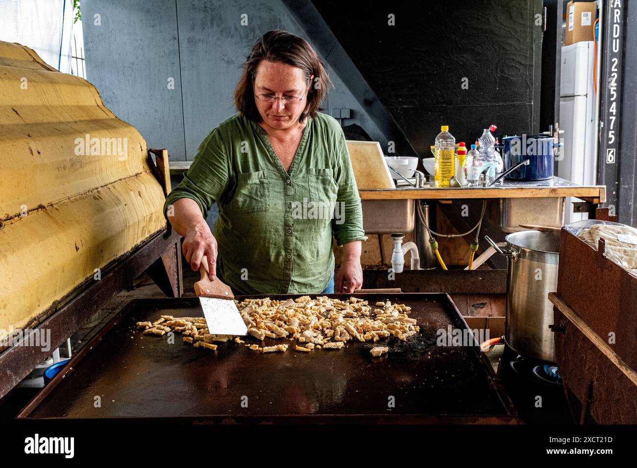 Historical Thug & Ship Owner Anne cooking a Surina Dish / Wrap for her ...