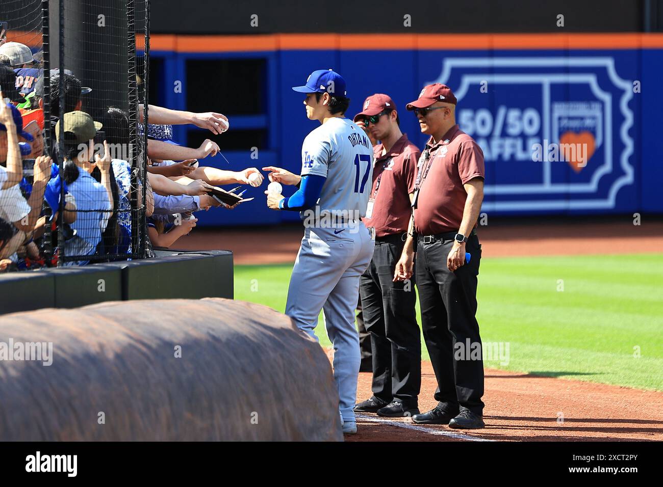 Los Angeles Dodgers Shohei Ohtani #17 signs for fans before the ...
