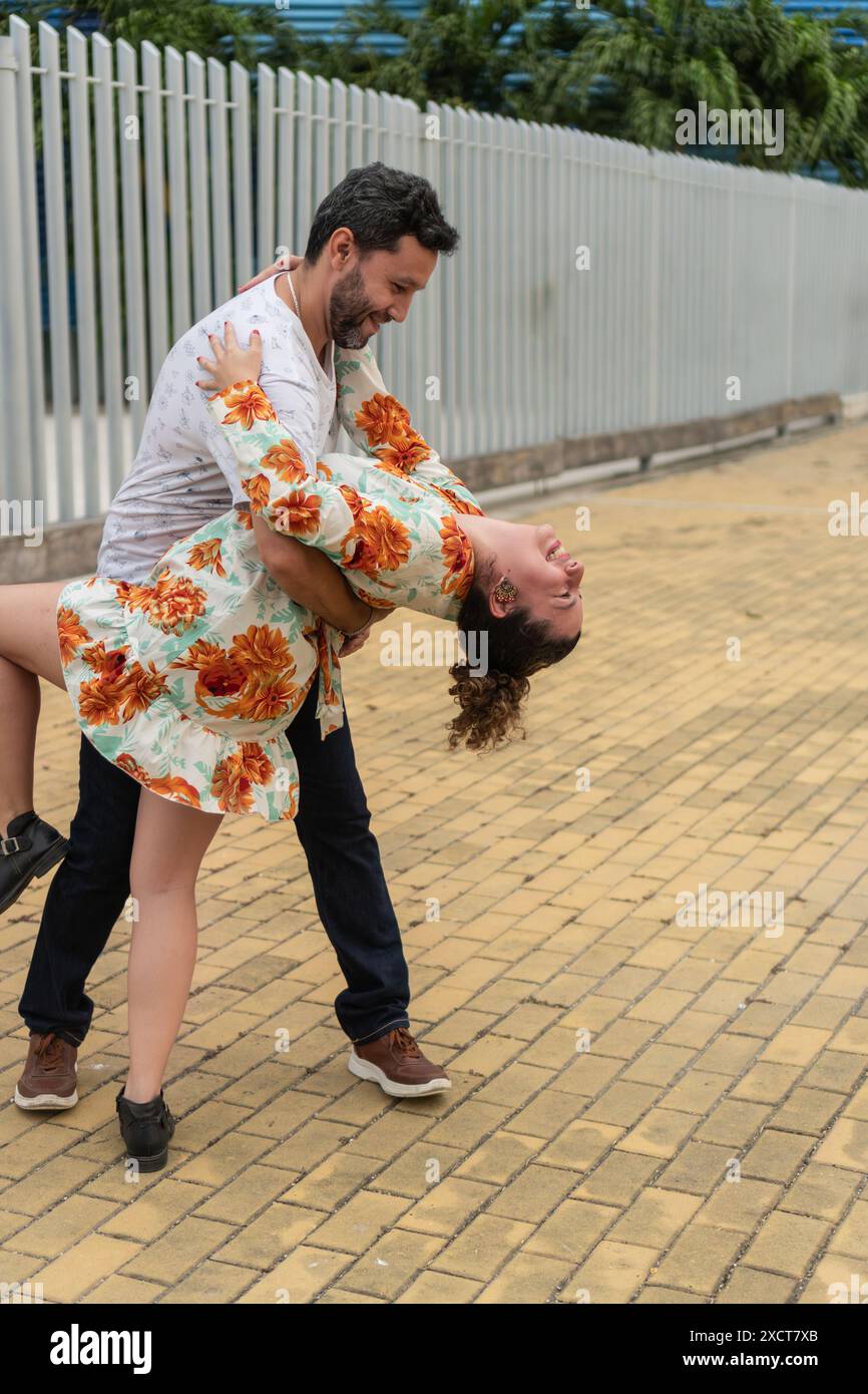 Urban dance couple hi-res stock photography and images - Alamy