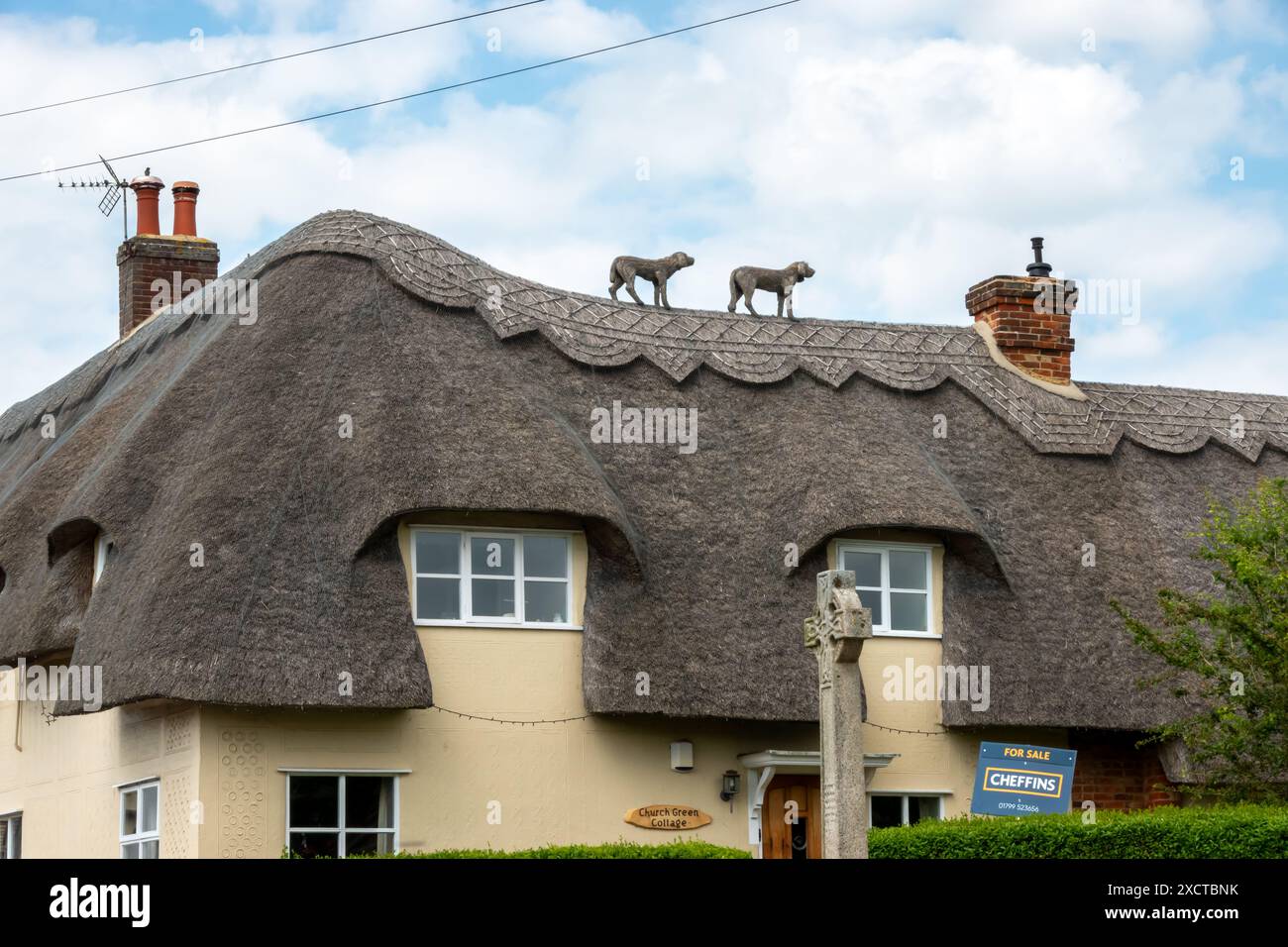Four bedroom thatched cottage hi-res stock photography and images - Alamy