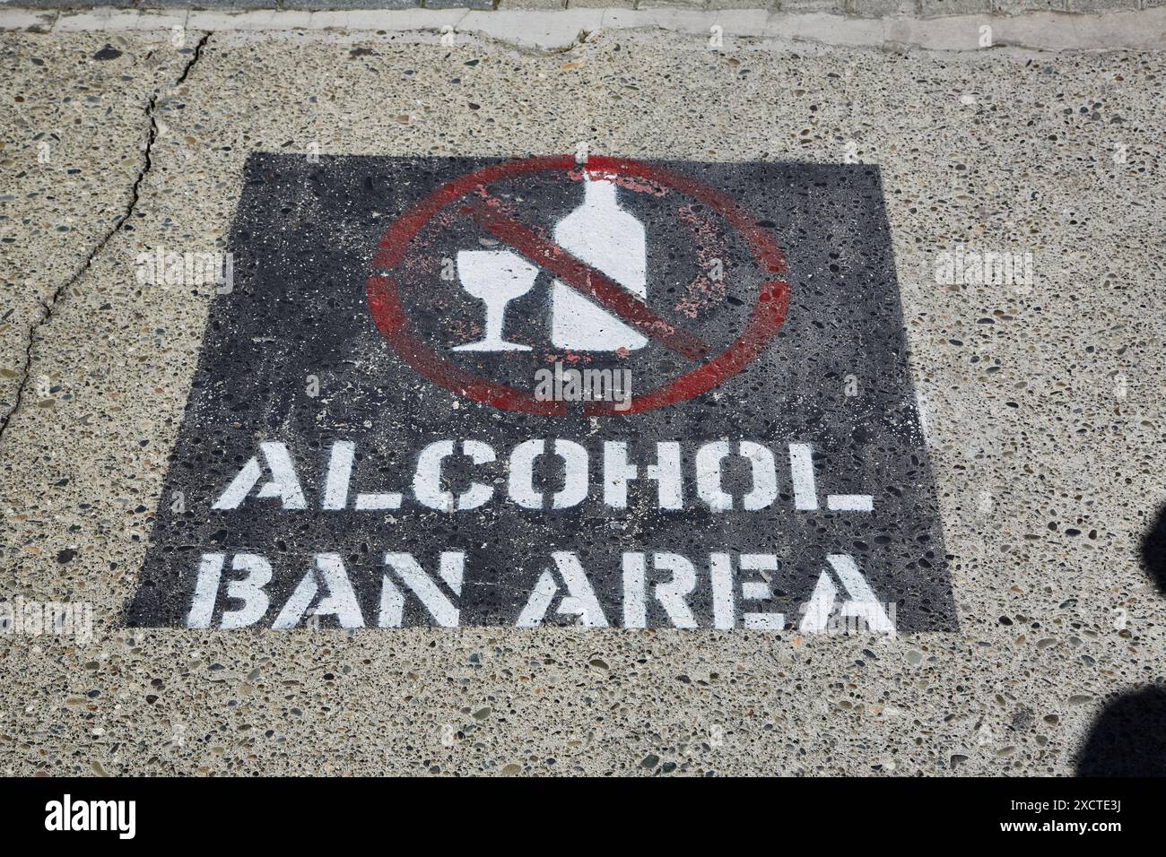 Alcohol ban area street warning sign Stock Photo - Alamy