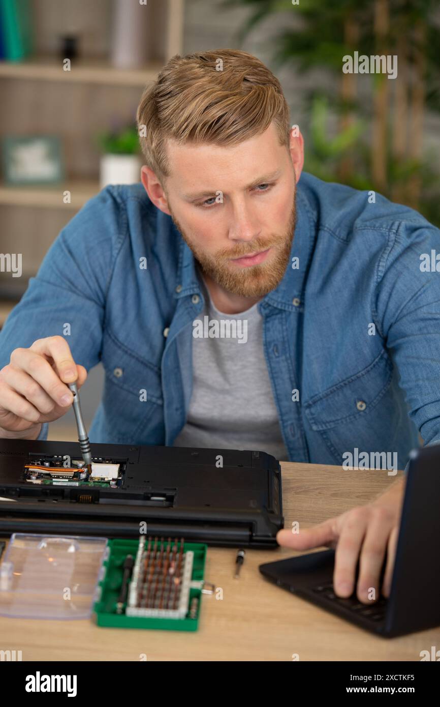 Computer repair room office hi-res stock photography and images - Alamy