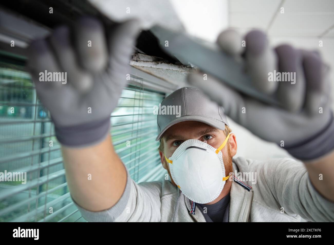 Worker wearing dust mask hi-res stock photography and images - Alamy