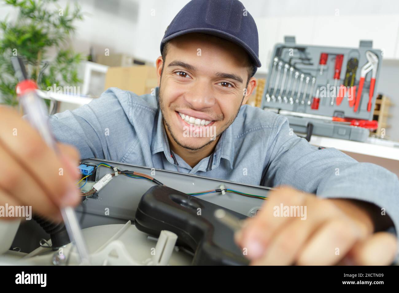 a happy man technician servicing Stock Photo - Alamy