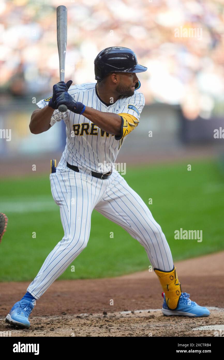 Milwaukee Brewers left fielder Jackson Chourio (11) prepares to take a ...