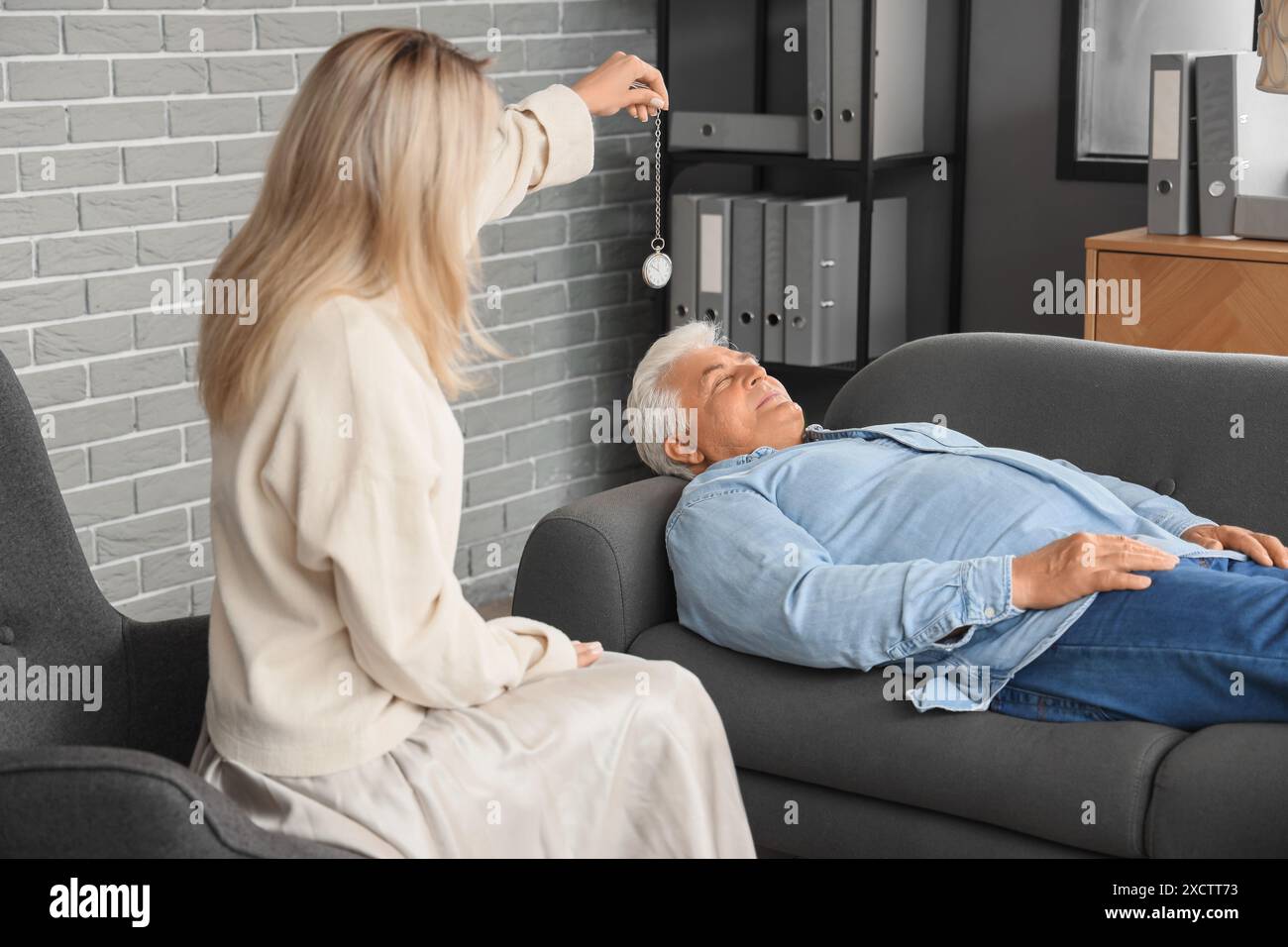 Medicine hypnosis man hypnotizing woman hi-res stock photography and ...