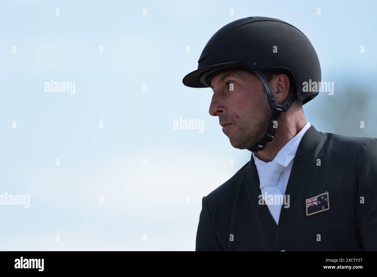 Tim Price of New Zealand with Viscount Viktor during the CCI5 ...