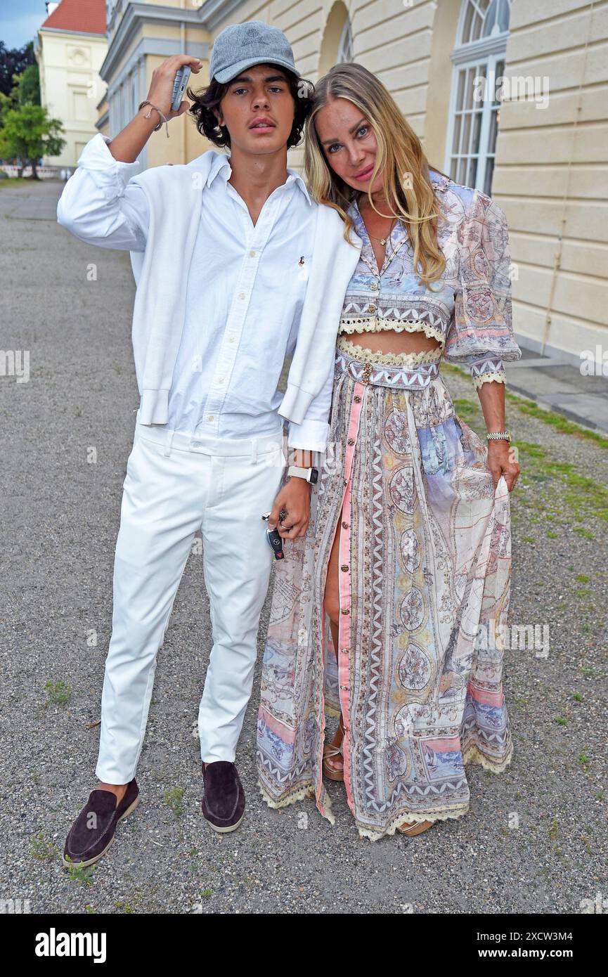 Xenia Seeberg mit Sohn Philip-Elias Martinek beim RAFFAELLO SUMMER DAY ...