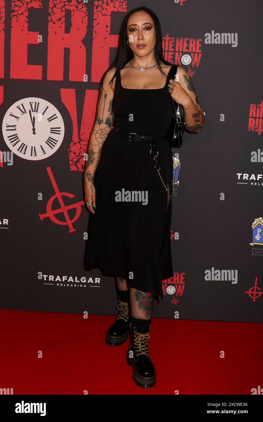 Alyx hi-res stock photography and images - Alamy