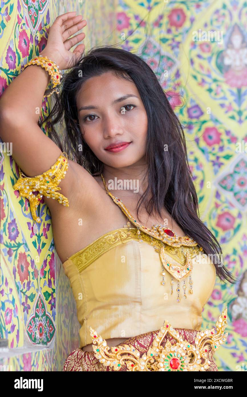 Thai woman in traditional costume Thai dancer in Buddhist temple Stock ...