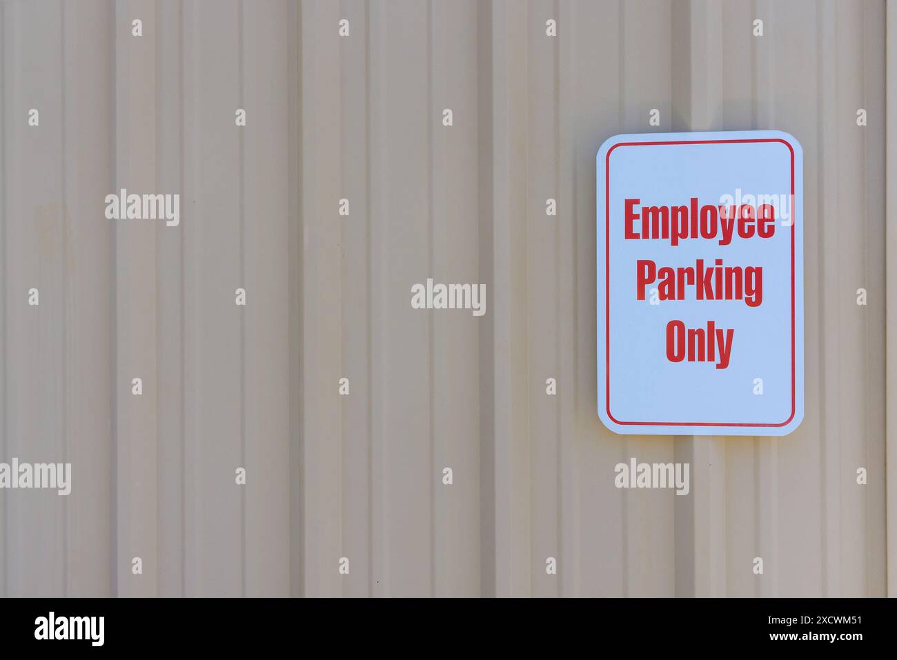 Customer parking view of sign employee parking only Stock Photo - Alamy