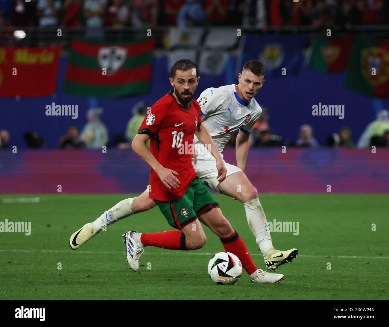 Leipzig. 18th June, 2024. Bernardo Silva (L) of Portugal vies with ...