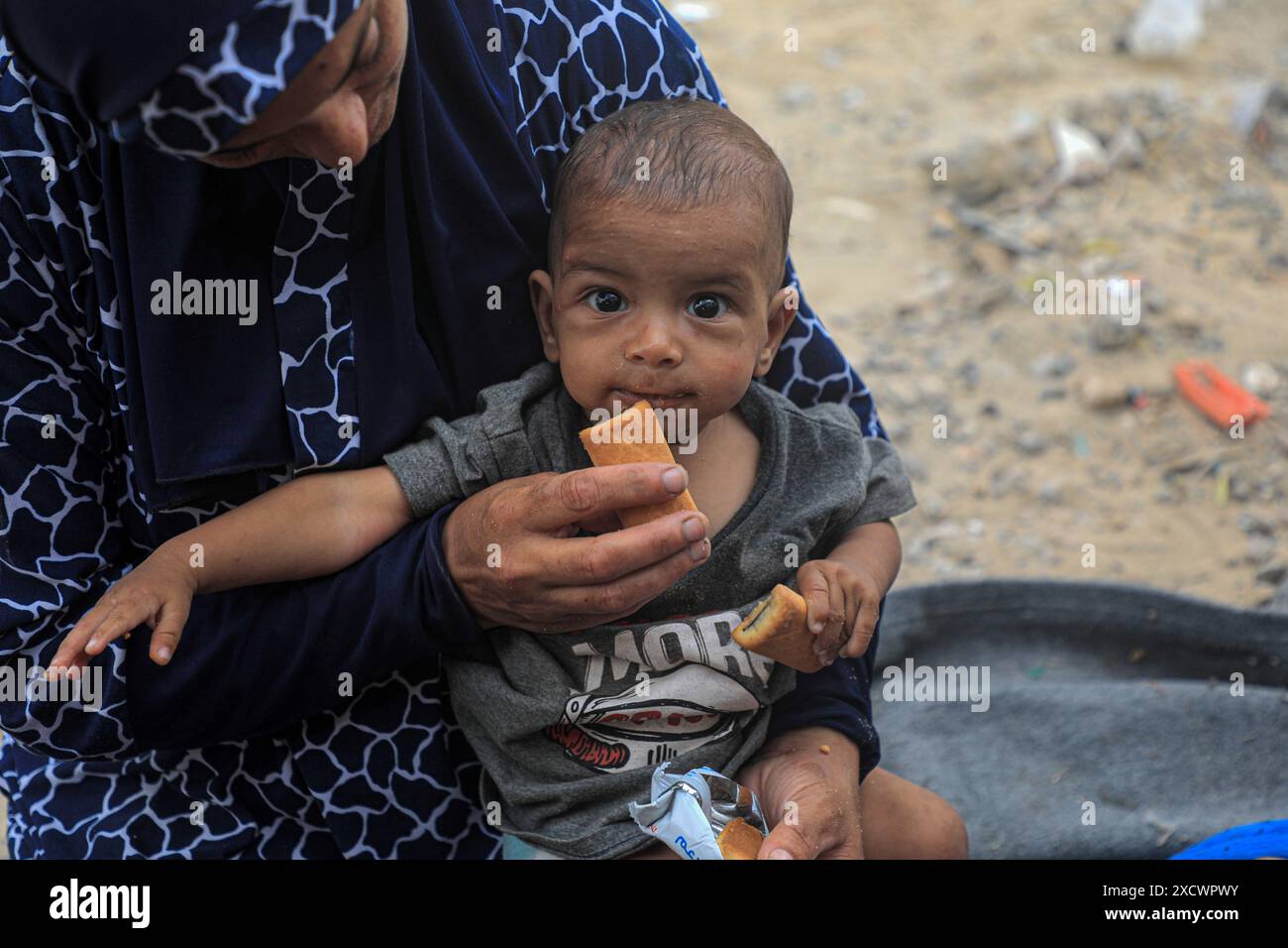 (240619) -- GAZA, June 19, 2024 (Xinhua) -- A child of Emad Abu Hamad ...