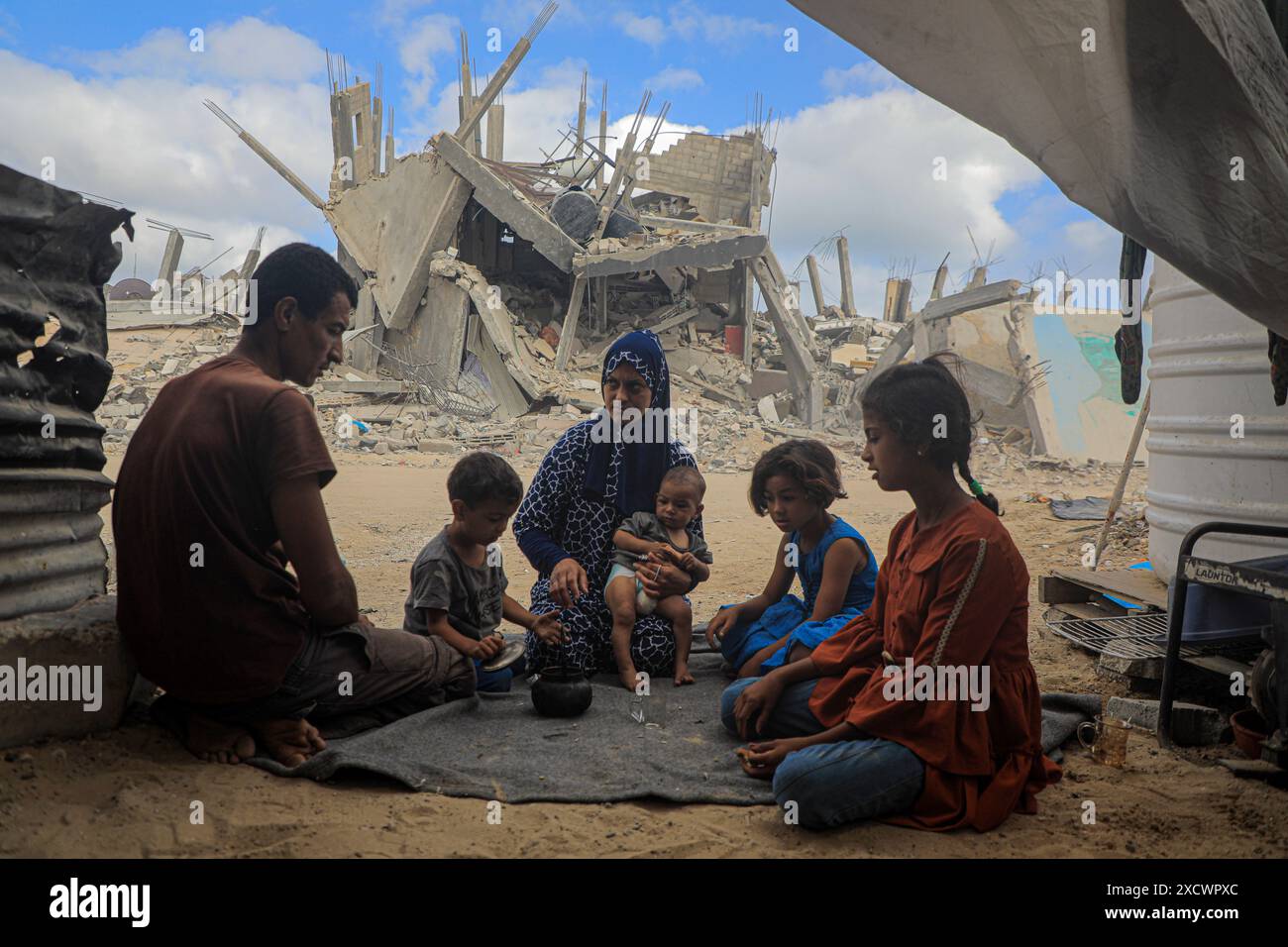 (240619) -- GAZA, June 19, 2024 (Xinhua) -- Emad Abu Hamad and his ...