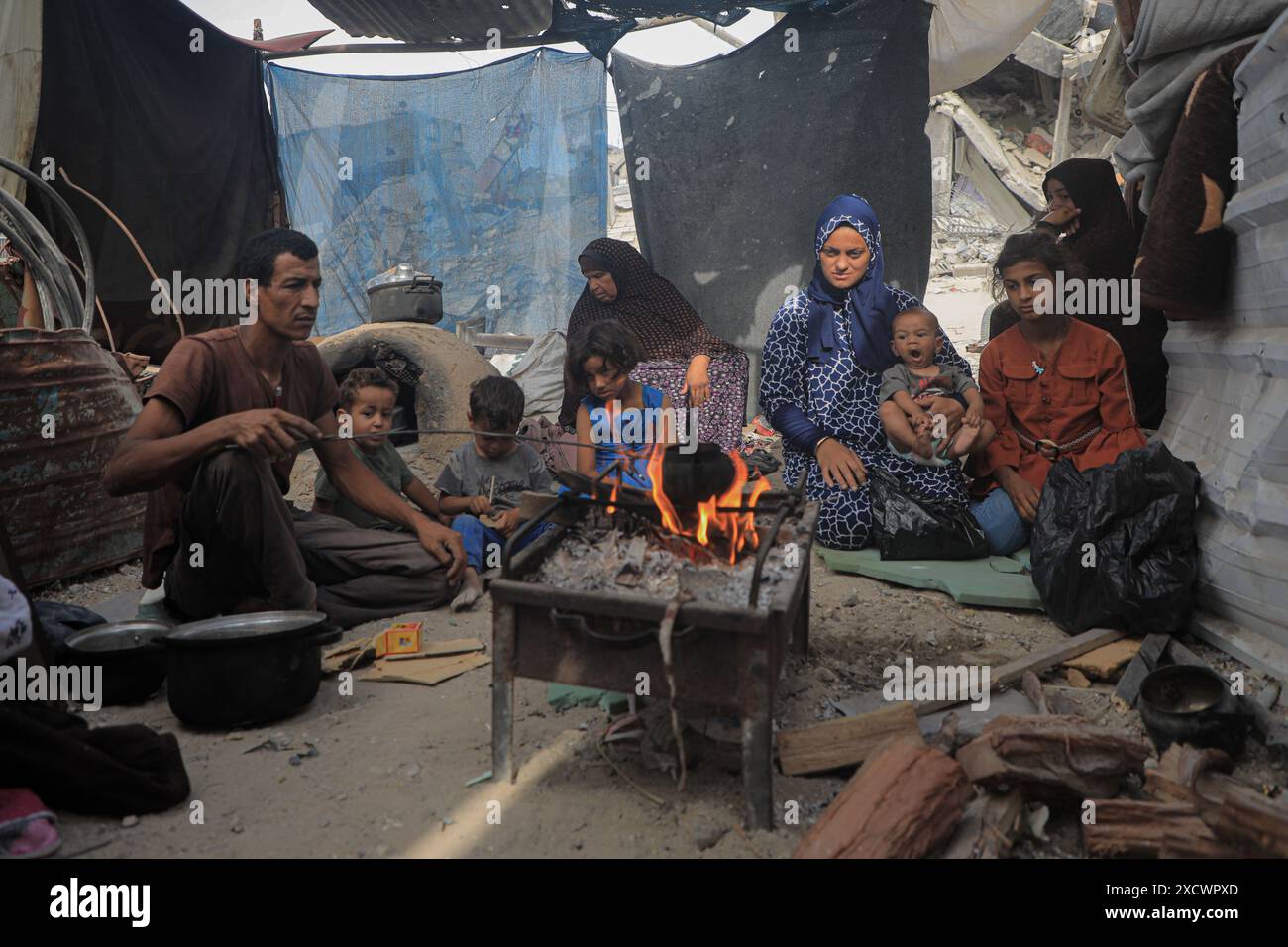 (240619) -- GAZA, June 19, 2024 (Xinhua) -- Emad Abu Hamad and his ...