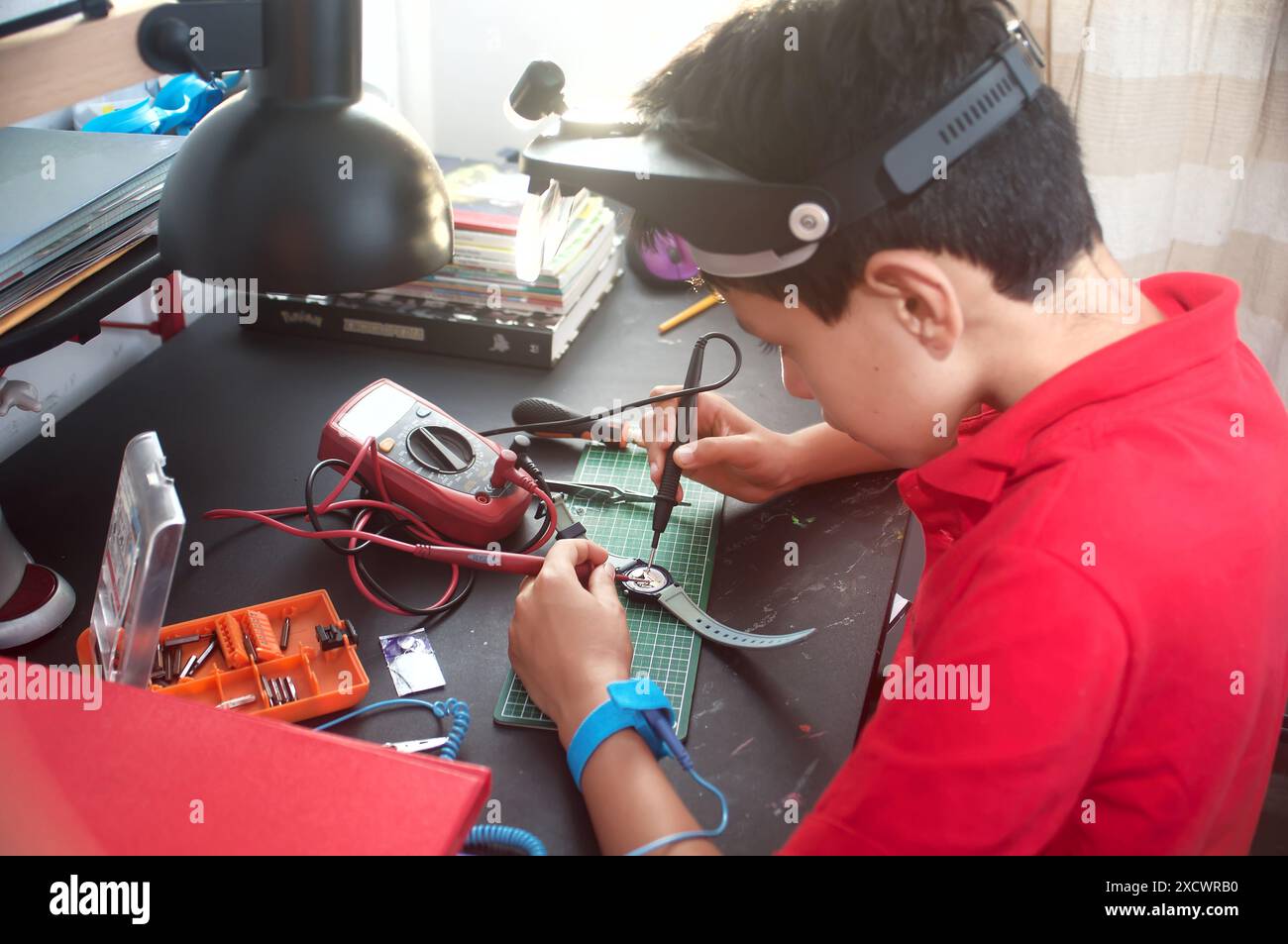 Electrician using a multimeter hi-res stock photography and images - Alamy