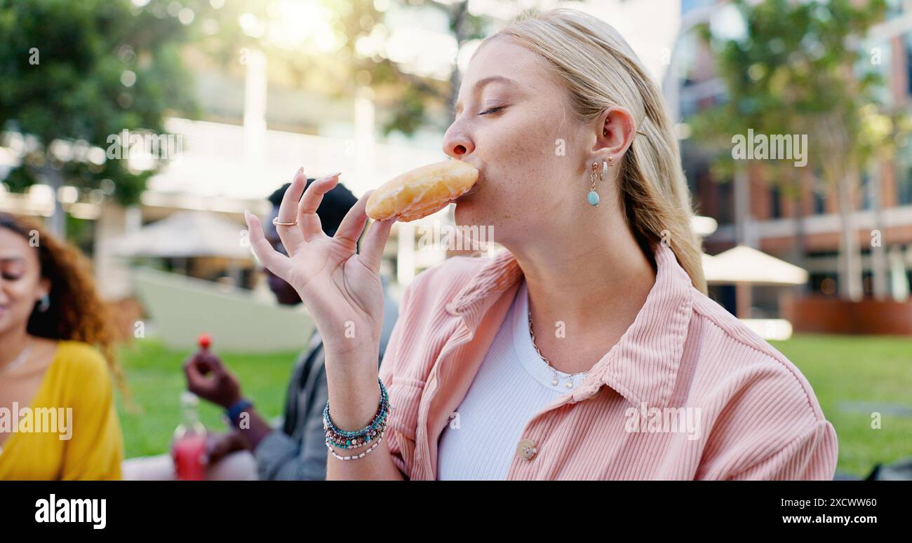 College friends eating outside hi-res stock photography and images - Alamy