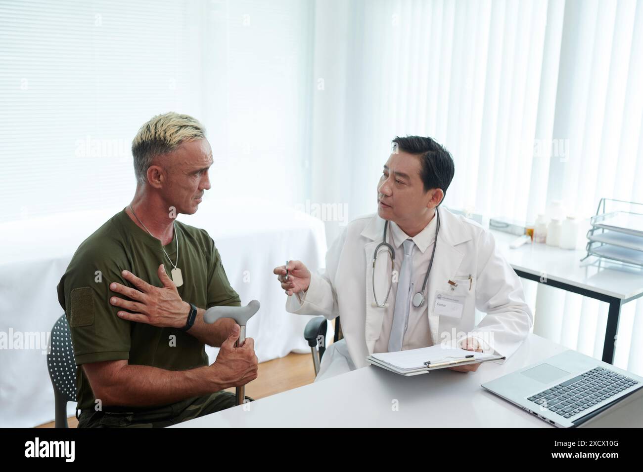 Injured arm of soldier hi-res stock photography and images - Alamy