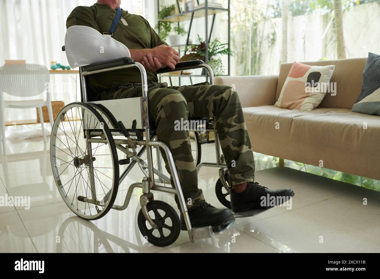 Soldier With Injured Arm In Wheelchair Stock Photo - Alamy