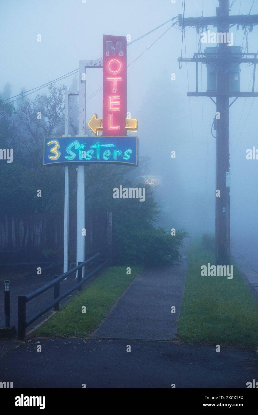 The 3 Sisters Motel neon sign in Katoomba in the Blue Mountains swathed ...