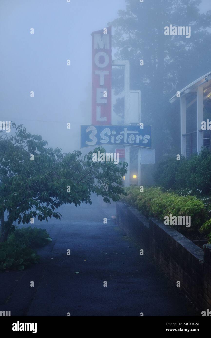 The 3 Sisters Motel neon sign in Katoomba in thew Blue Mountains ...