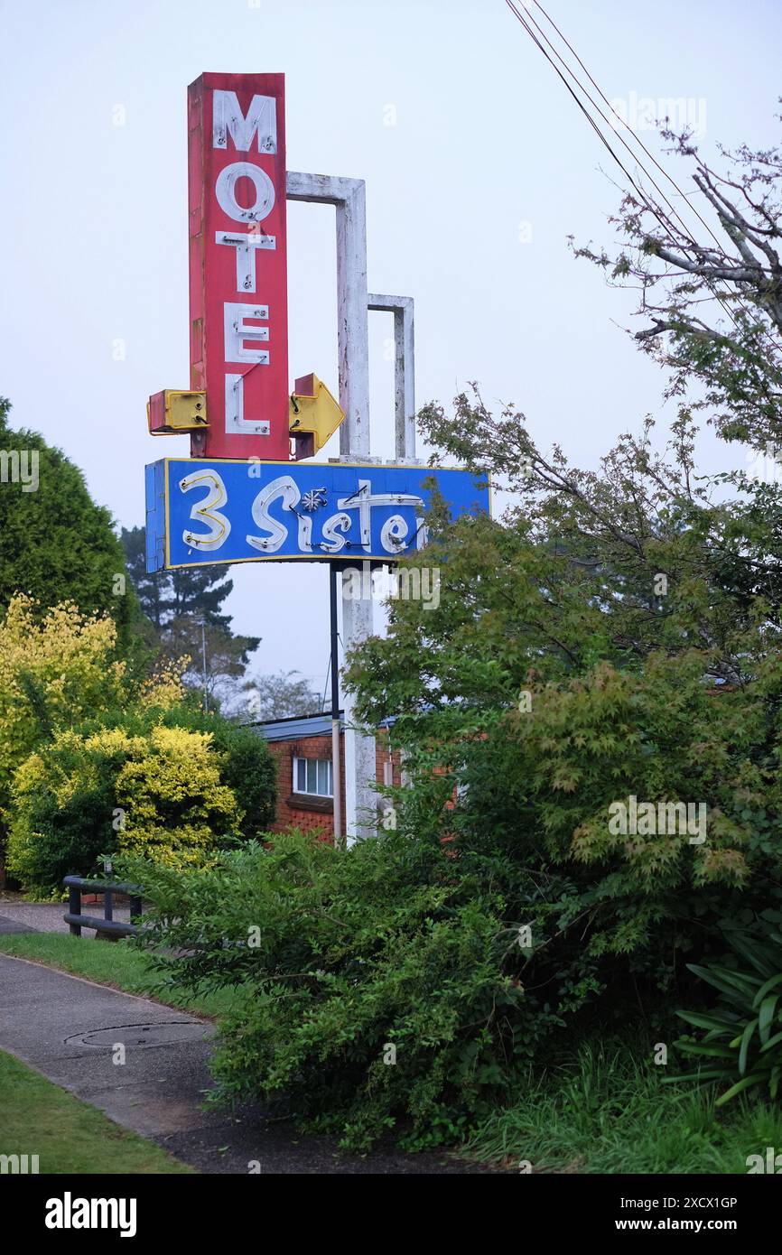 The vintage Red blue and yellow 3 Sisters Motel neon sign in Katoomba ...