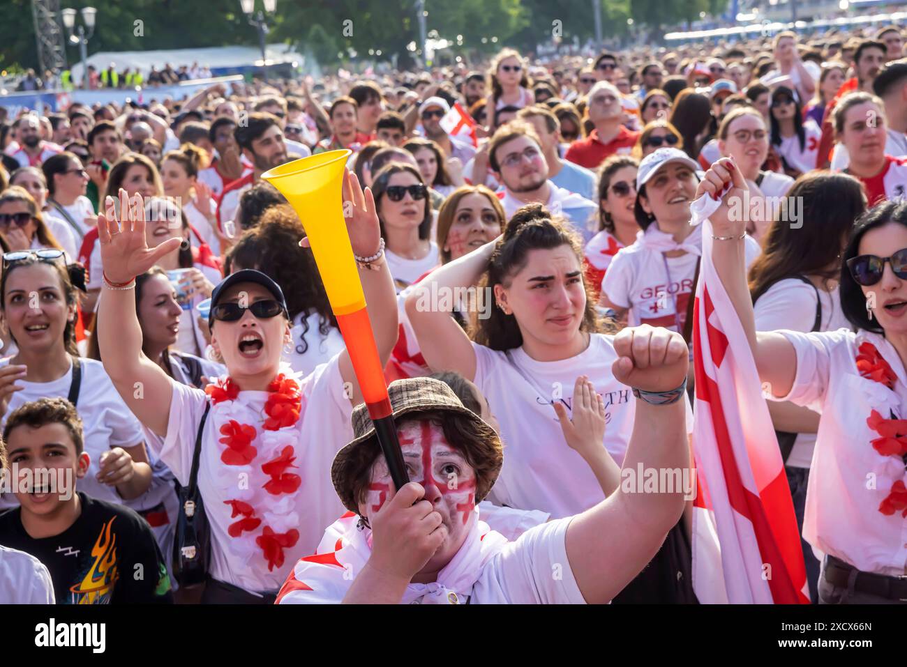 Public Viewing in Stuttgart. Türkei - Georgien 3:1. Tausende Menschen ...