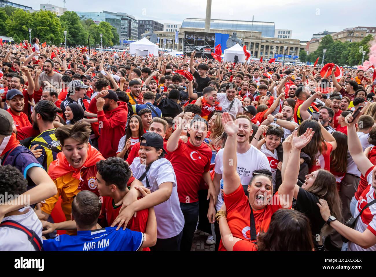Türkische Fans beim Public Viewing in Stuttgart. Türkei - Georgien 3:1 ...