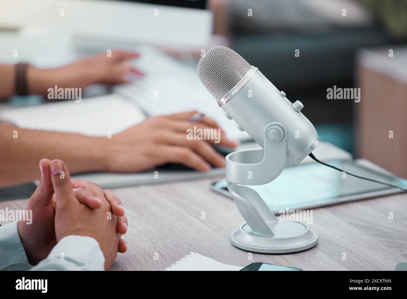 Hands tablet radio presenter hi-res stock photography and images - Alamy