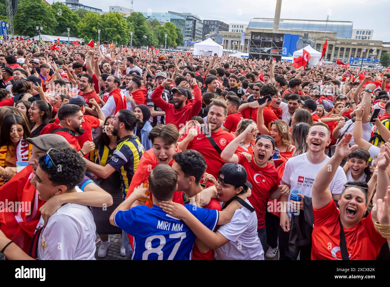 Türkische Fans beim Public Viewing in Stuttgart. Türkei - Georgien 3:1 ...
