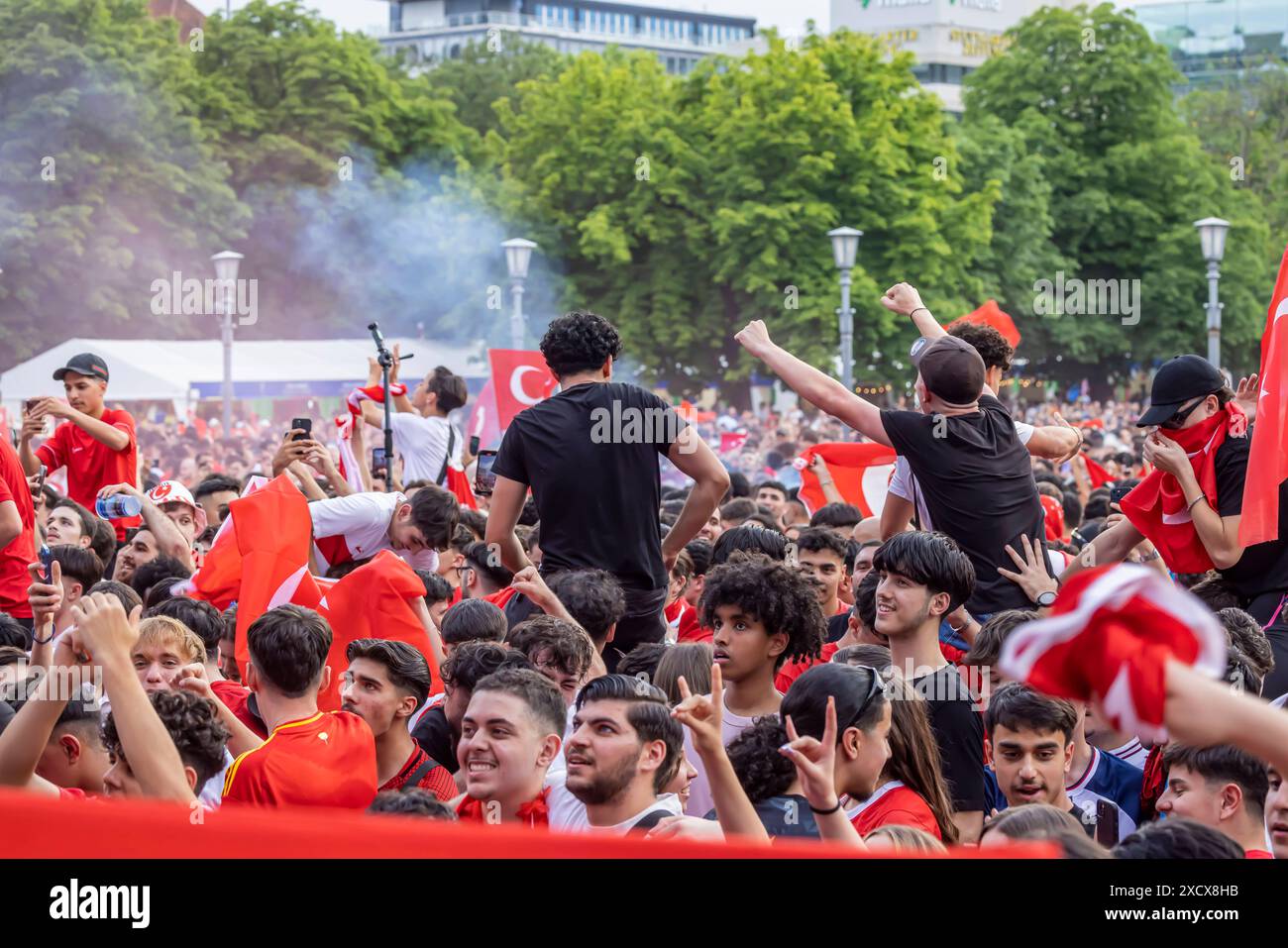 Türkische Fans beim Public Viewing in Stuttgart. Teilnehmer zeigen den ...