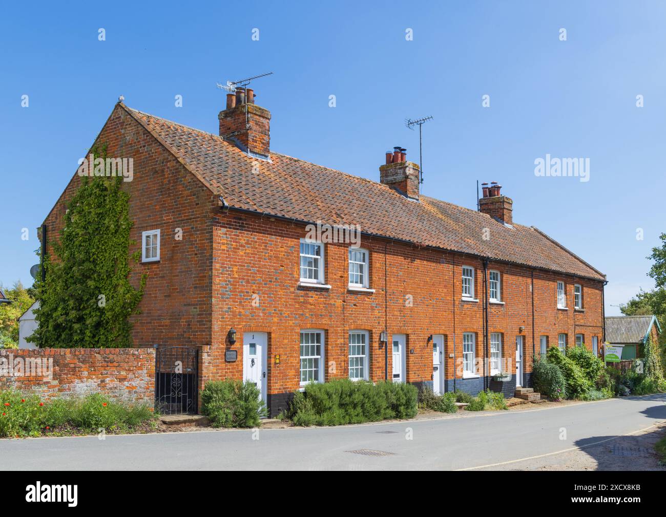 Row of semi detached houses hi-res stock photography and images - Alamy