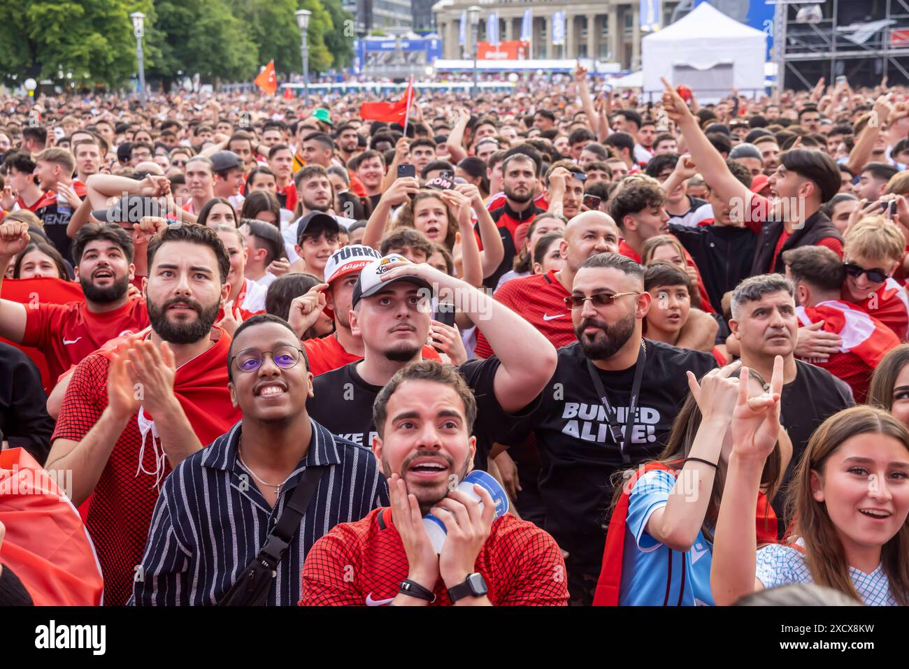 Türkische Fans beim Public Viewing in Stuttgart. Teilnehmer zeigen den ...