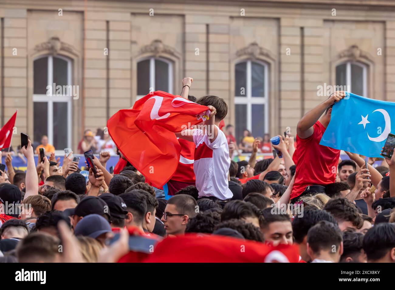 Türkische Fans beim Public Viewing in Stuttgart. Türkische Falgge in ...
