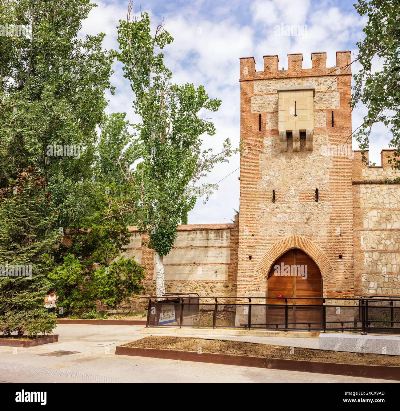 Old entrance door 14th century hi-res stock photography and images - Alamy