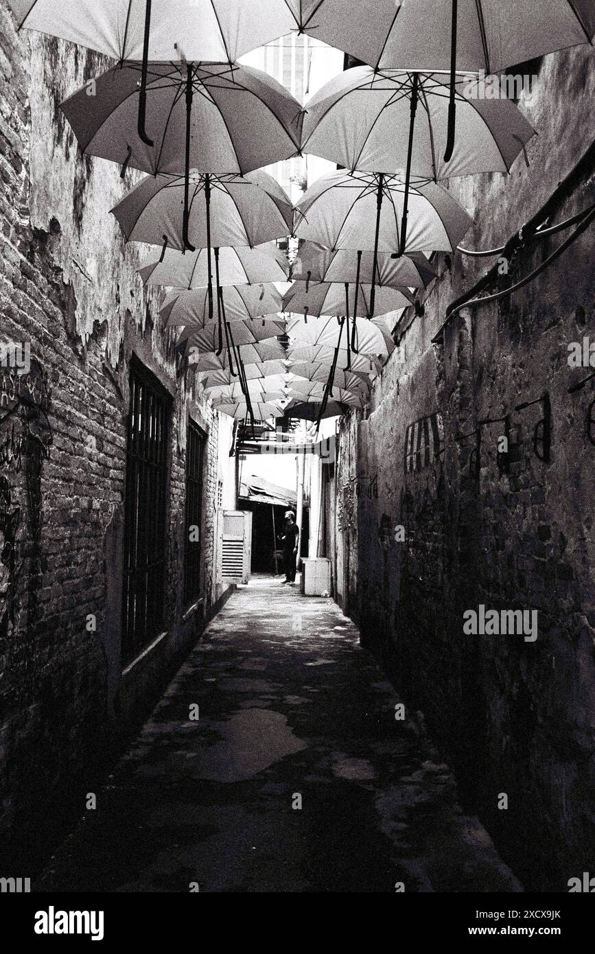 Alley with walls hi-res stock photography and images - Alamy