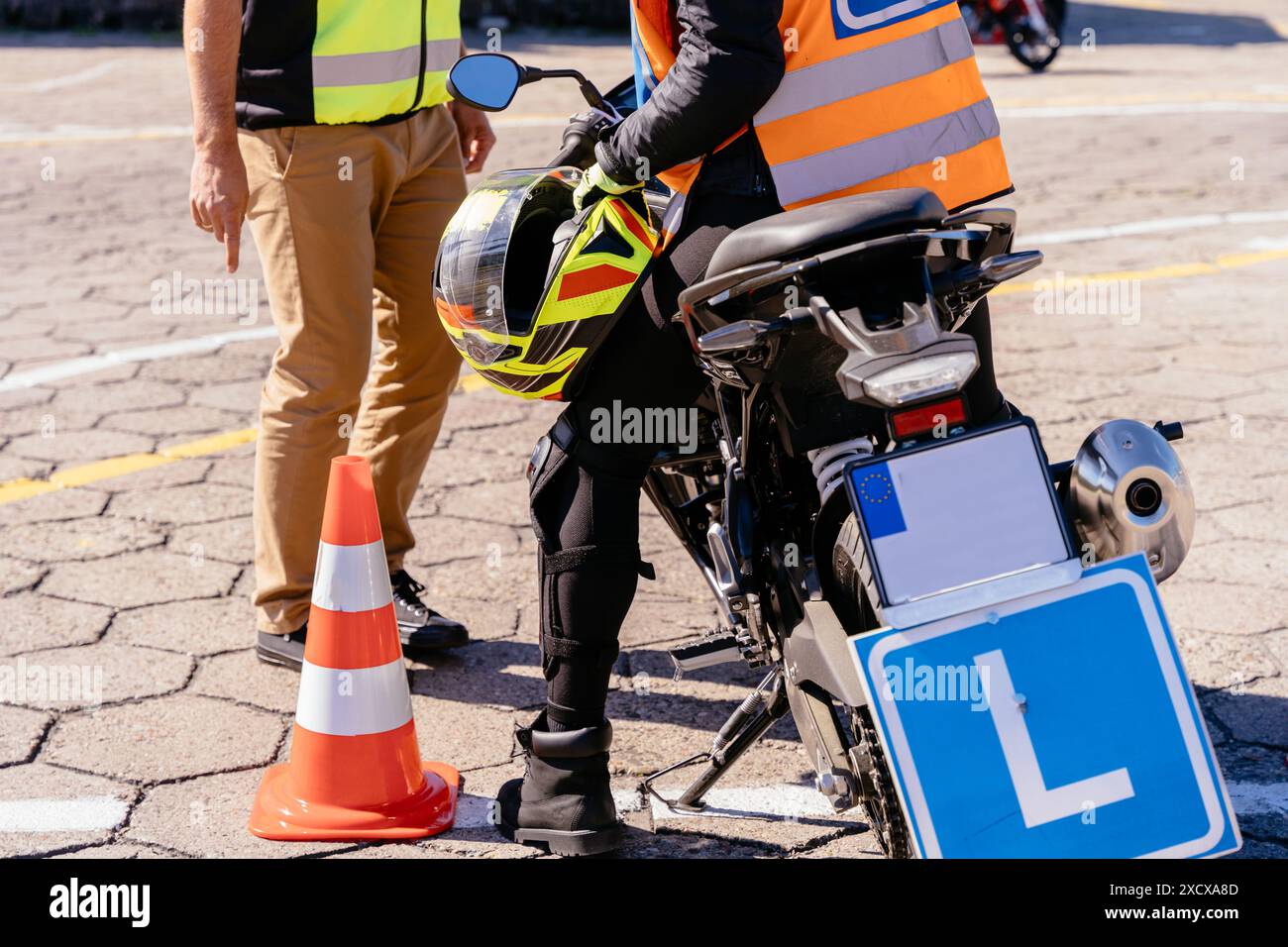 Standing in a row crowd uniform hi-res stock photography and images - Alamy
