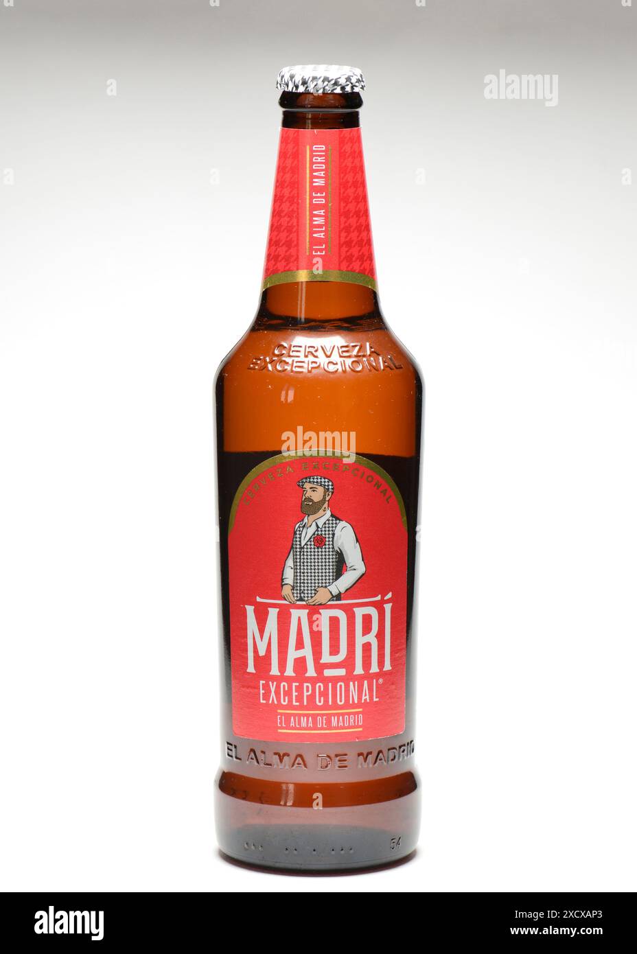 Madri excepcional Spanish Cerveza beer red label bottle Stock Photo - Alamy