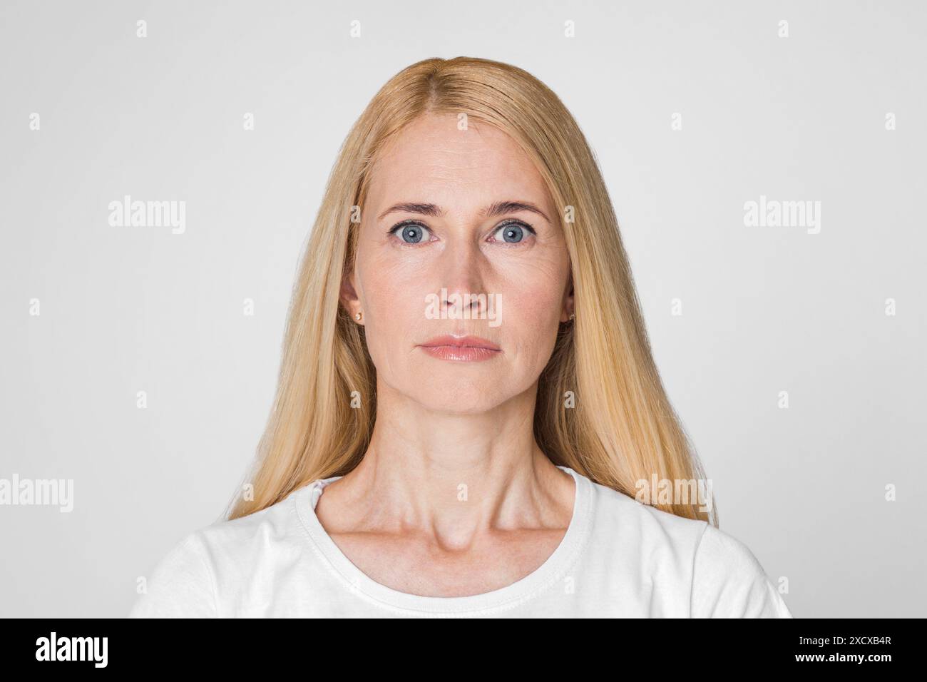 Looking directly ahead hi-res stock photography and images - Alamy