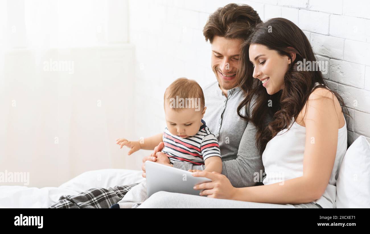 Parents and kid looking at tablet hi-res stock photography and images ...