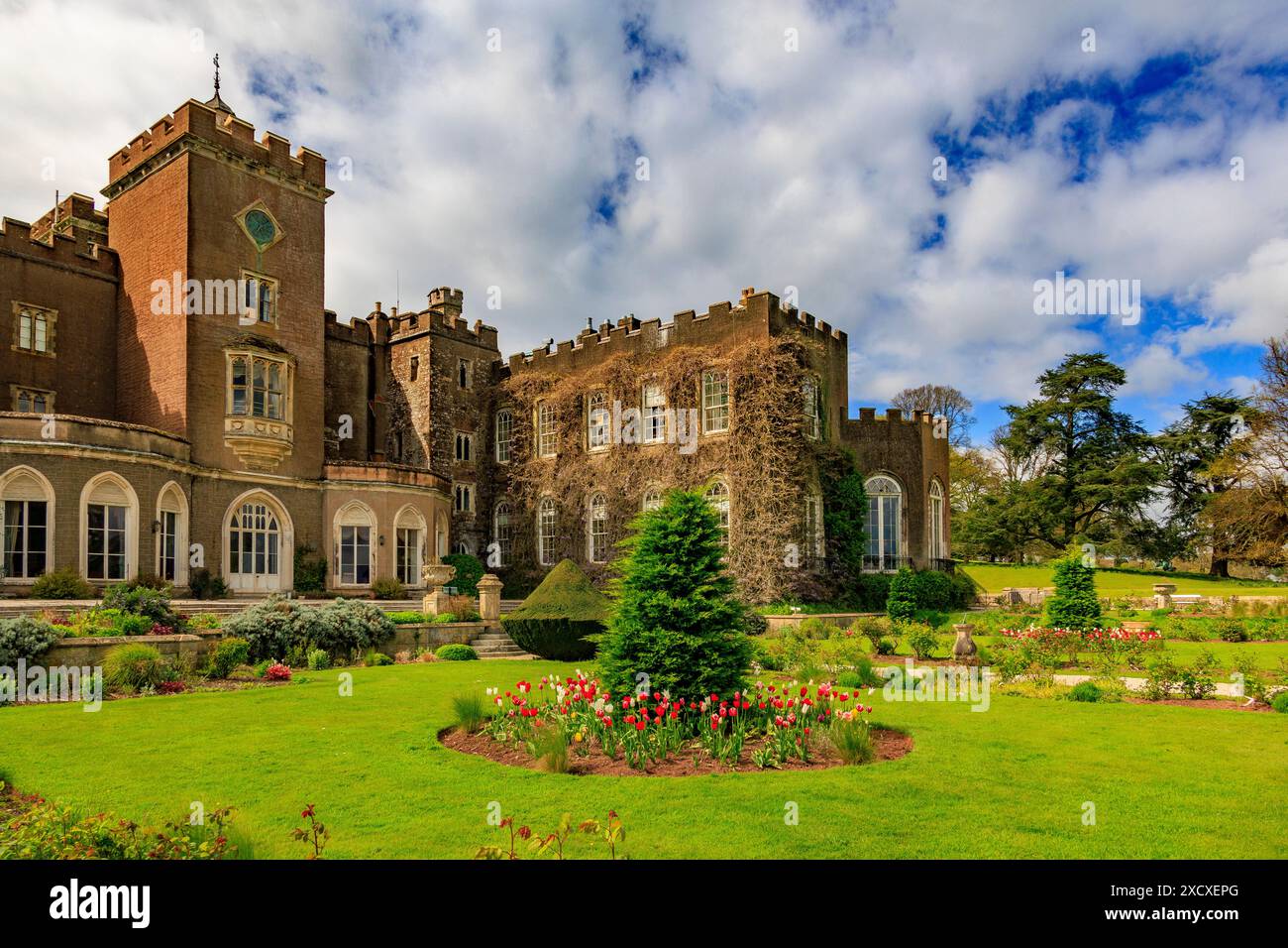 English heritage castle and garden hi-res stock photography and images ...