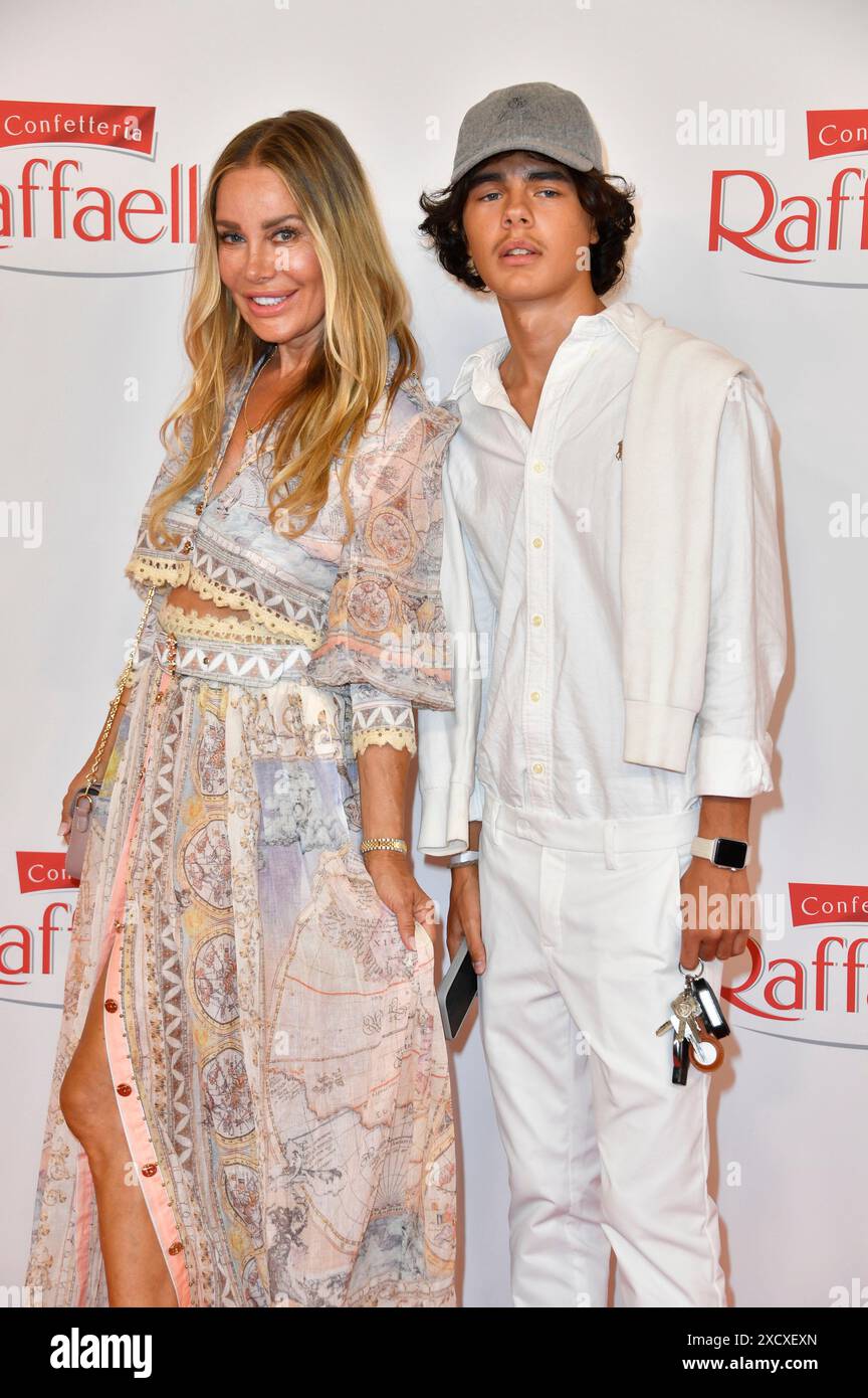 Xenia Seeberg mit Sohn Philip-Elias Martinek beim Raffaello Summer Day ...