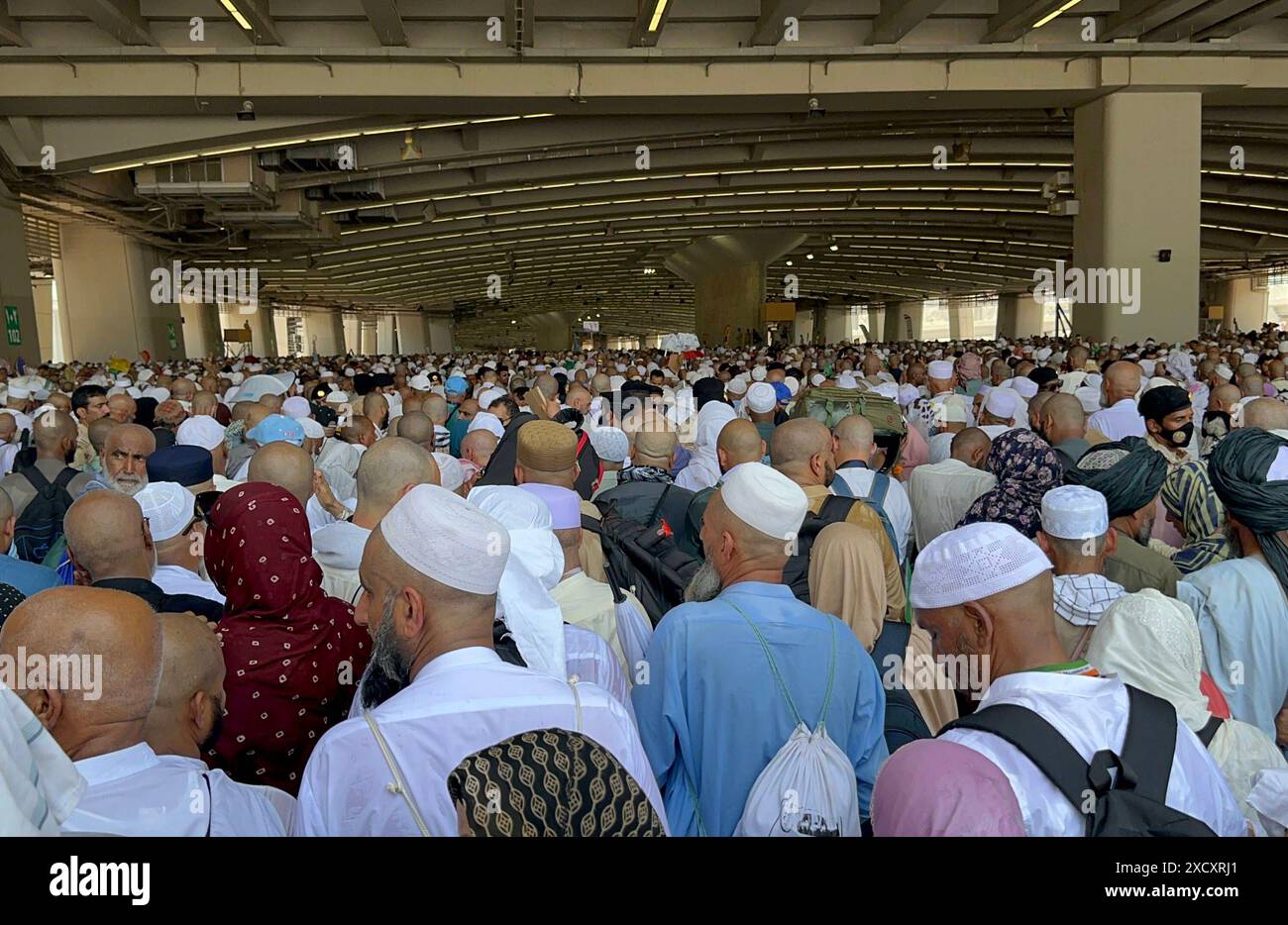 Muslim worshippers make their way to cast stones as part of a symbolic ...