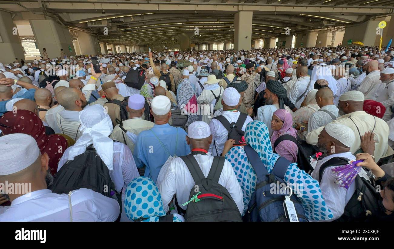 Muslim worshippers make their way to cast stones as part of a symbolic ...