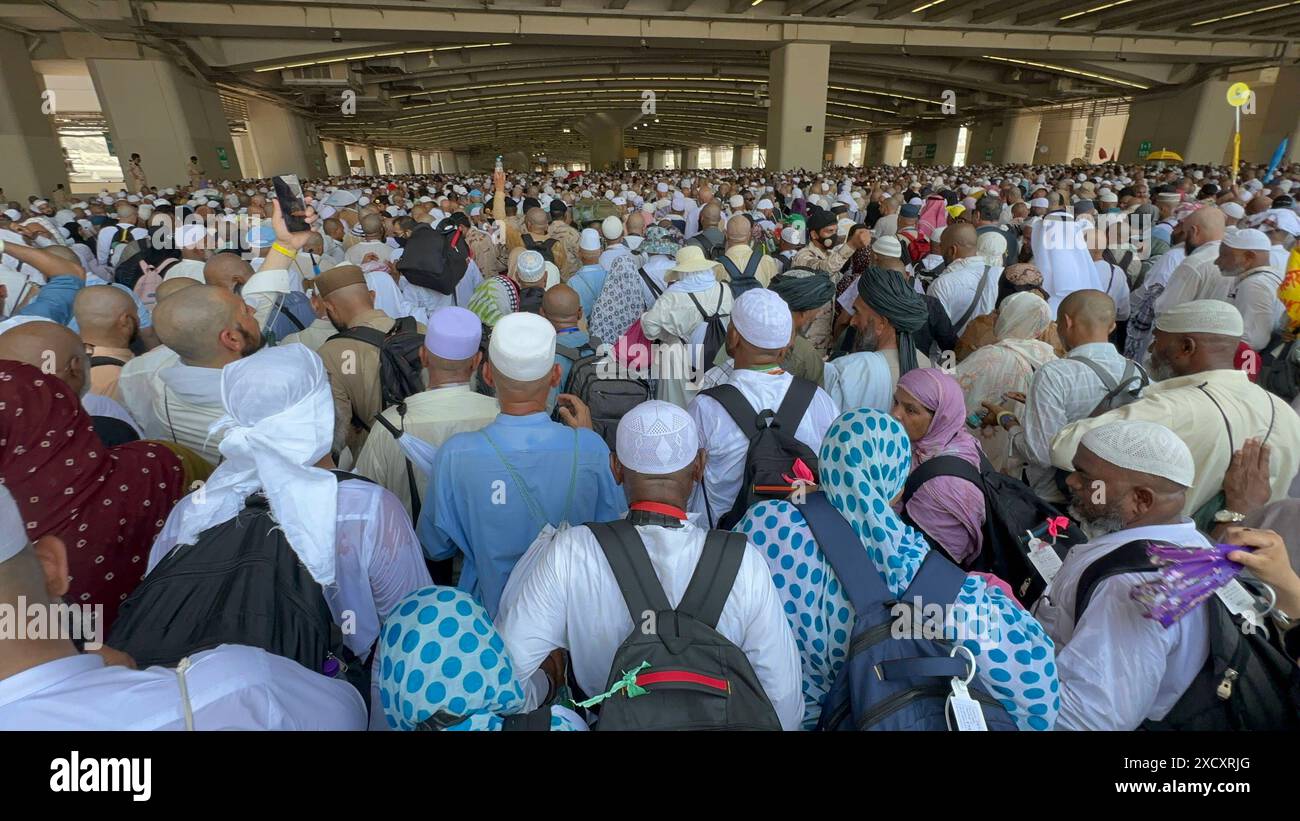 Muslim worshippers make their way to cast stones as part of a symbolic ...